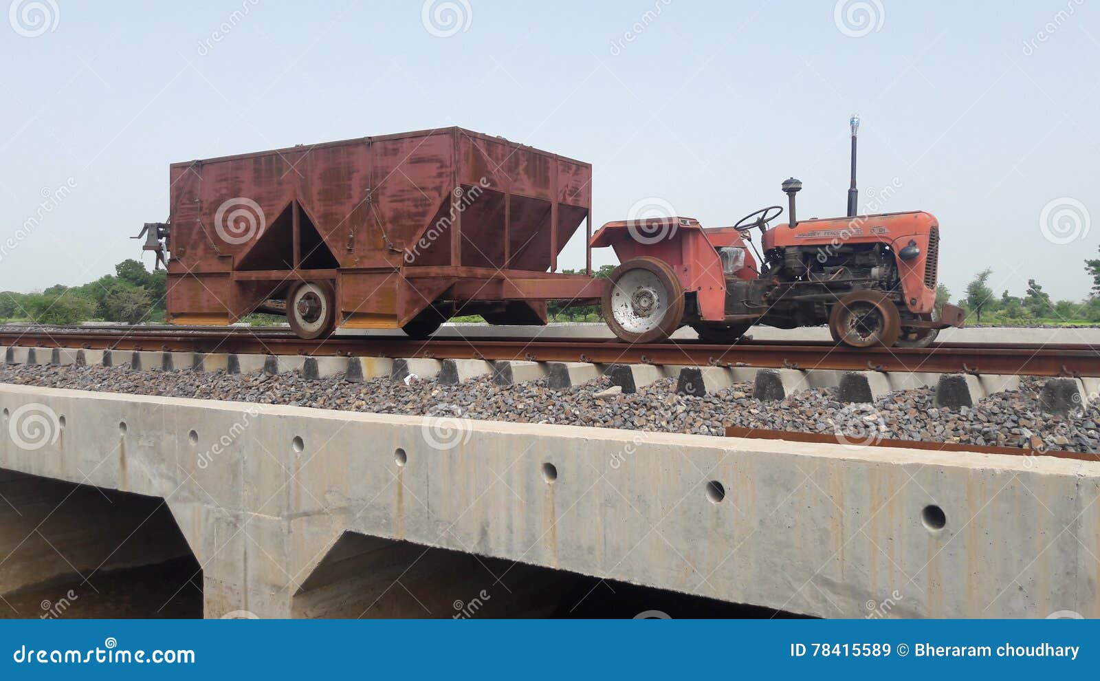 Indian Trator Train on Patri Editorial Stock Image - Image of ptari ...