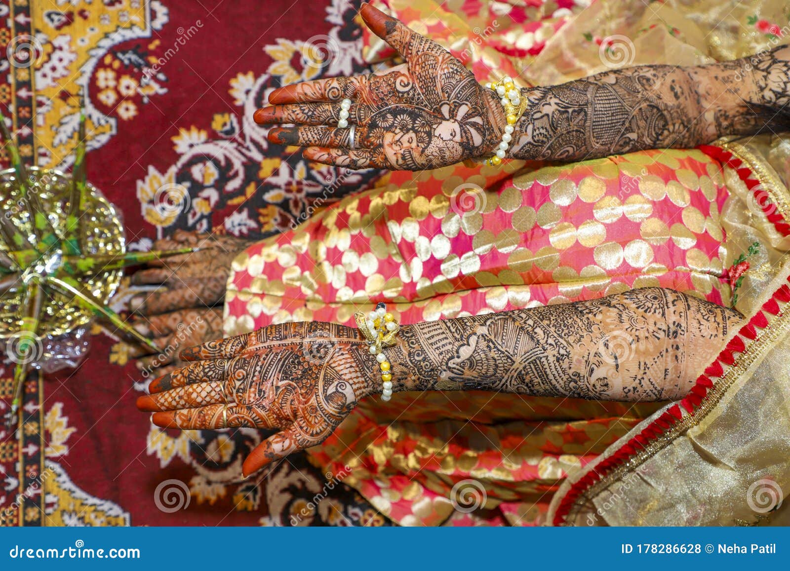 Indian Wedding Ceremony : Bangle in Bridal Hand with Mehandi Design ...