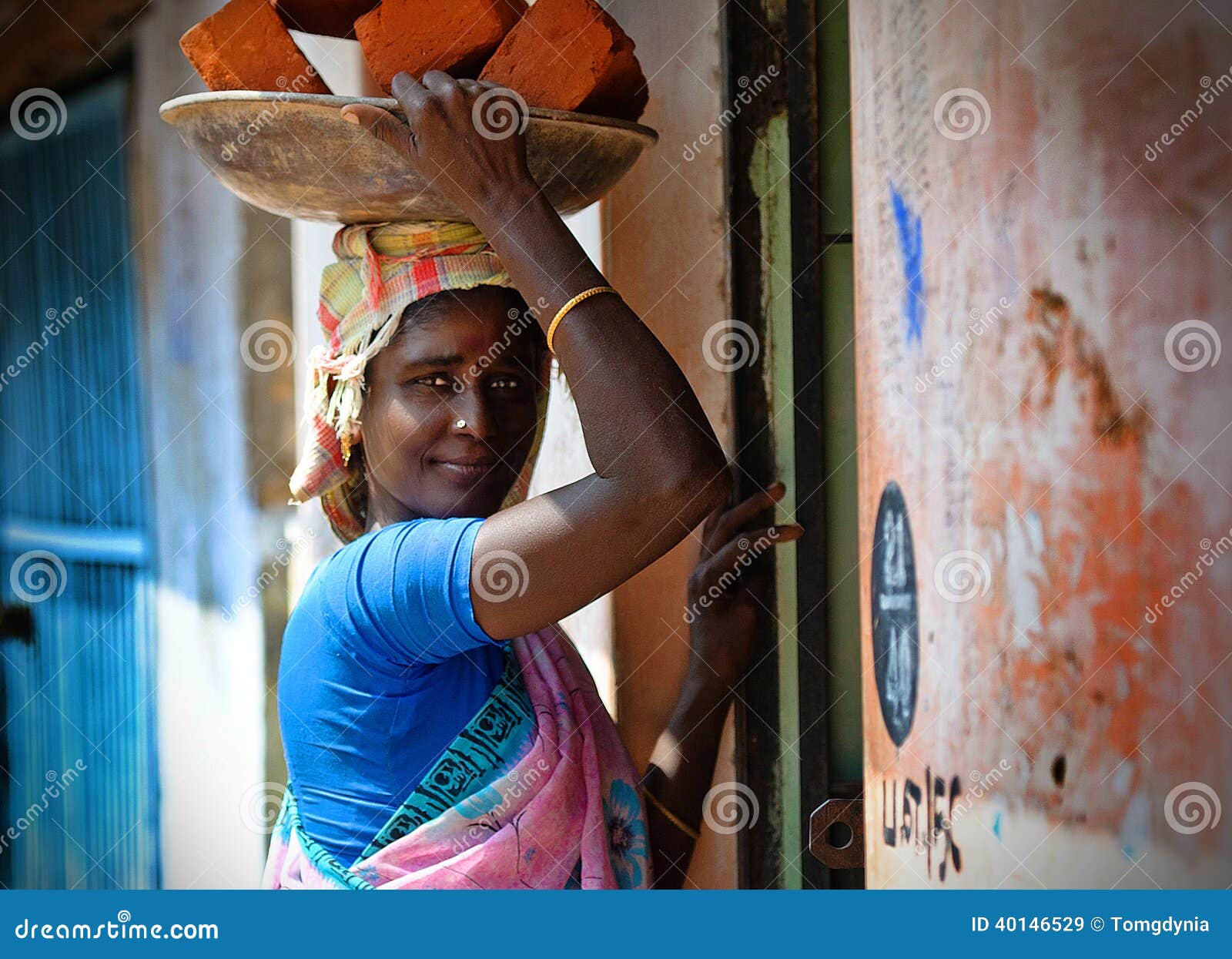 Indian woman with bricks editorial stock image. Image of worker - 40146529