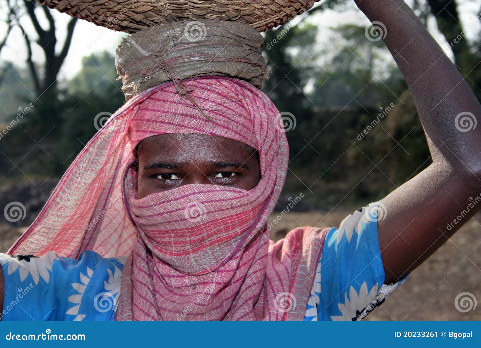 Indian woman labour editorial photo. Image of paucity - 20233261