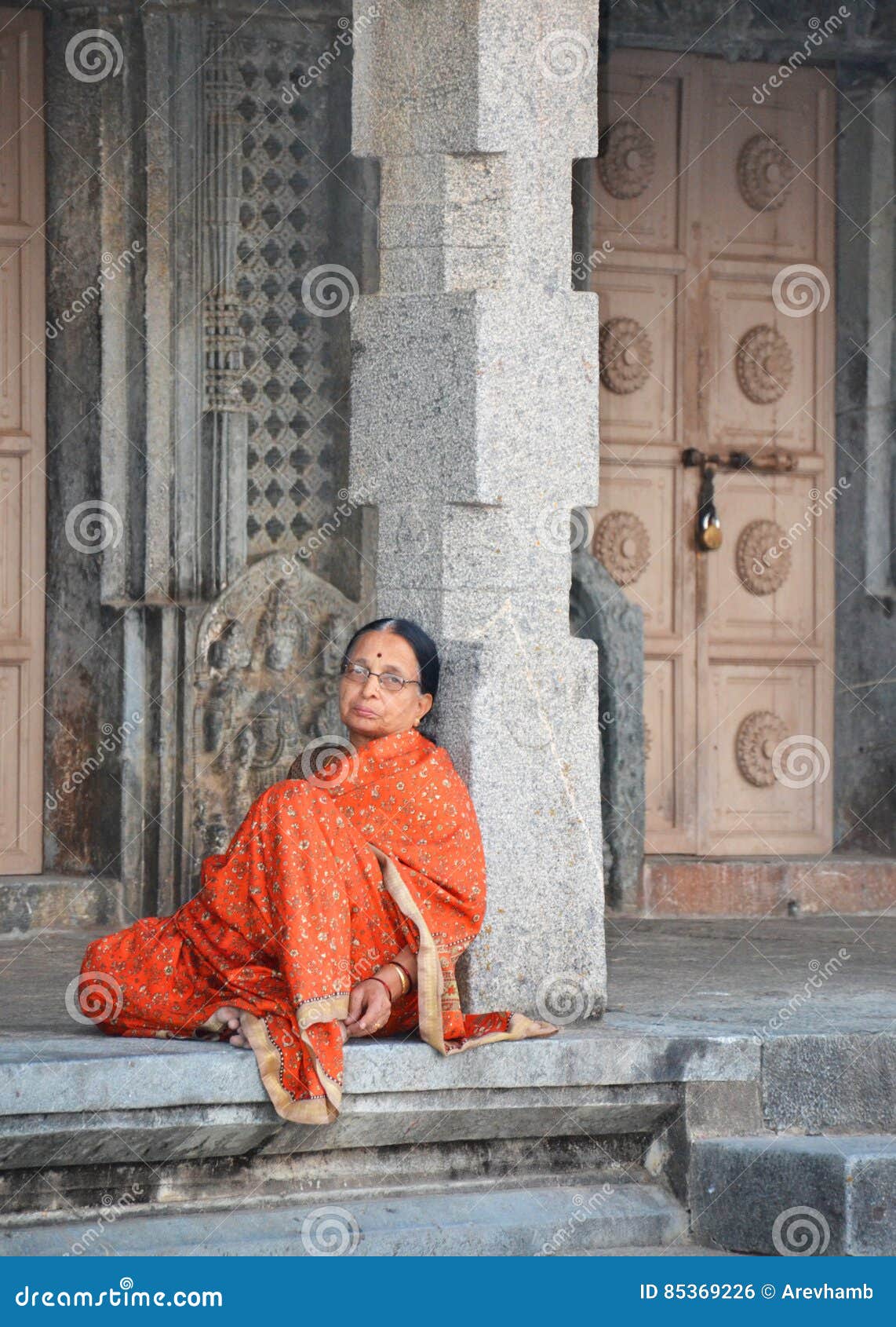 Indian woman in temple editorial photo. Image of mahal - 85369226