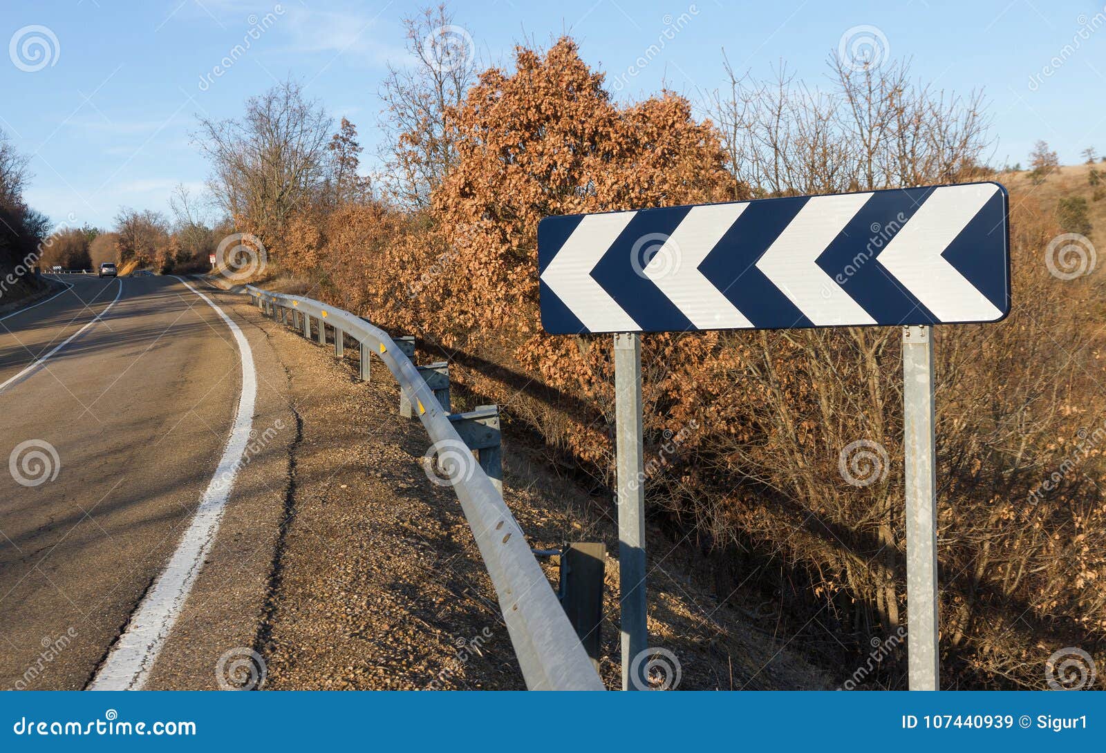 Indicatore Della Curva Stradale Con La Linea Continua Immagine Stock ...
