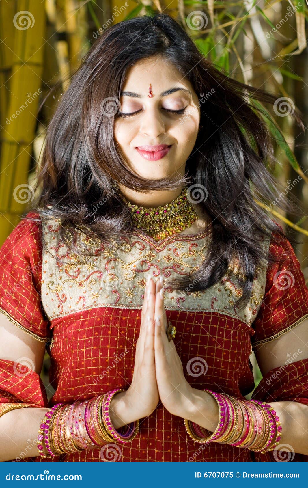 Indier ber kvinnan fotografering för bildbyråer. Bild av kläder - 6707075