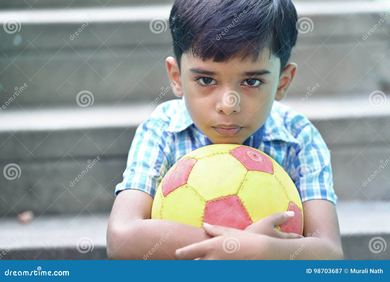 Indier Little Boy Med Fotboll Fotografering för Bildbyråer - Bild av ...