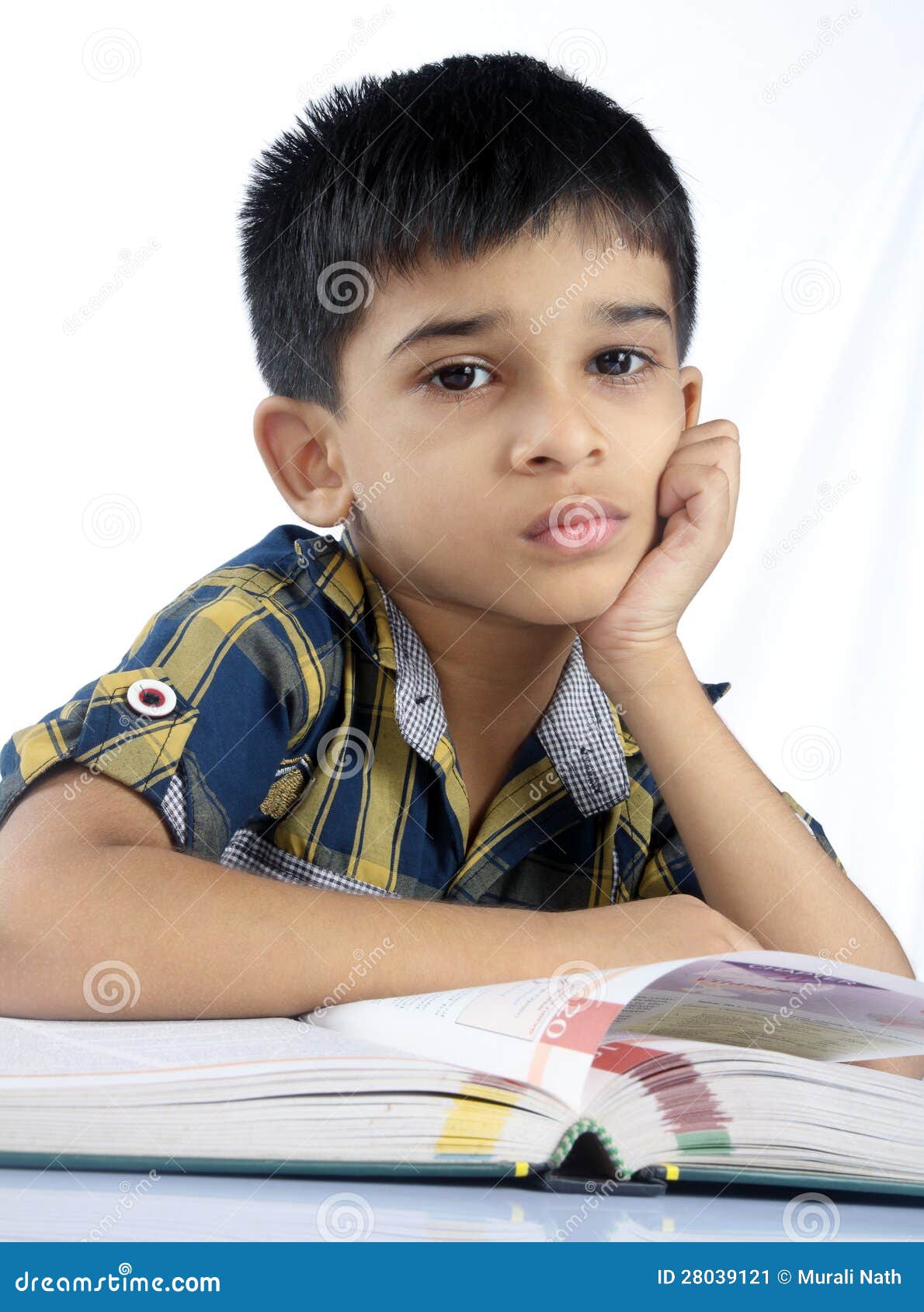 Indier skolar pojken fotografering för bildbyråer. Bild av läst - 28039121