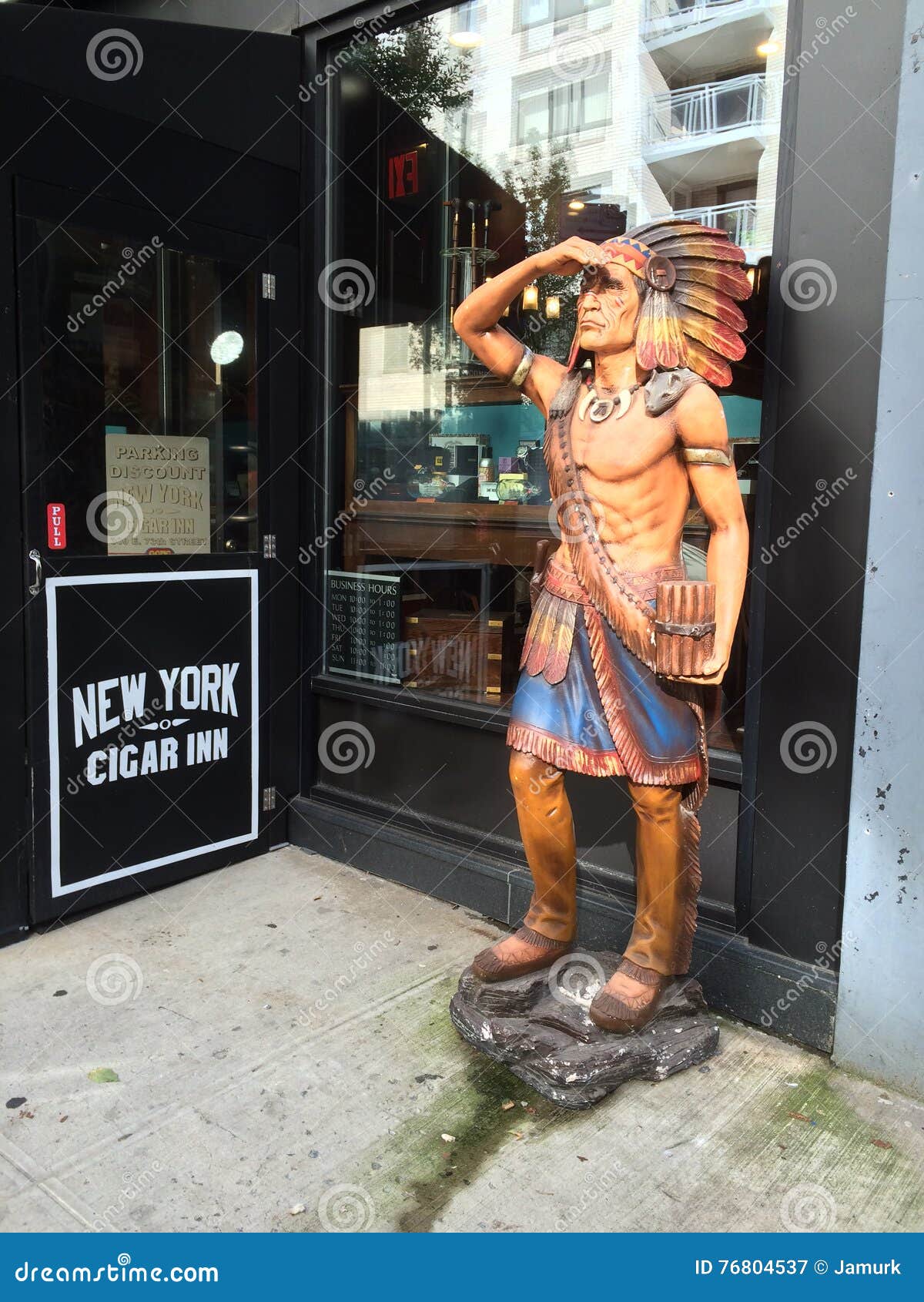 Indio De La Tienda De Cigarro Fotografía editorial - Imagen de indio ...