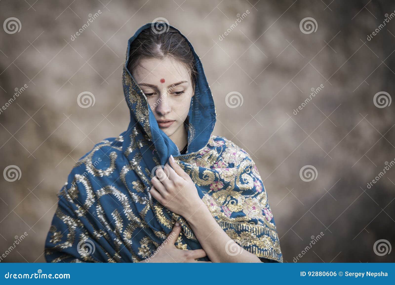 Indio europeo en sari foto de archivo. Imagen de europeo - 92880606