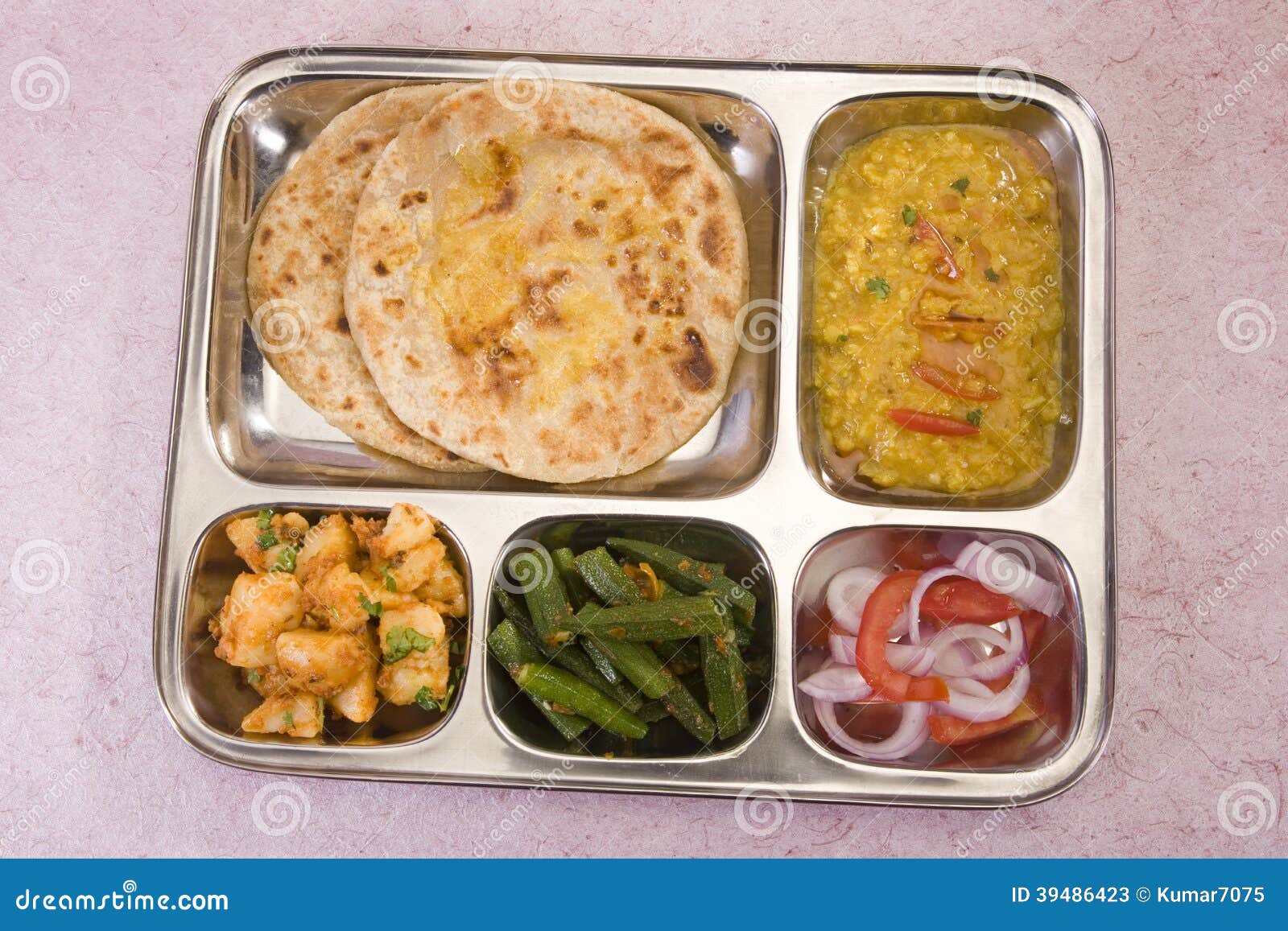 Indio Thali Con Masala Bhandi Imagen de archivo - Imagen de pulsos ...
