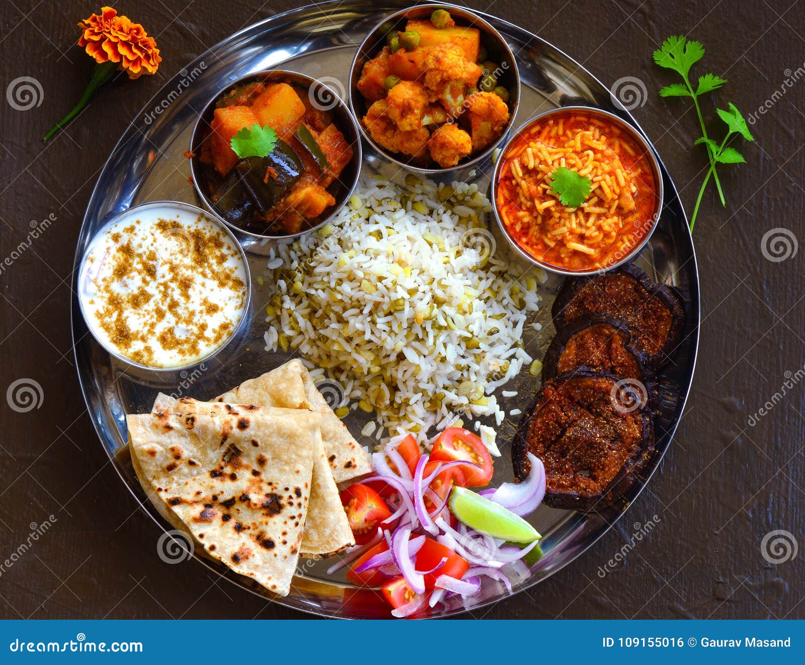 Indio Tradicional Thali O Comida India Foto de archivo - Imagen de ...