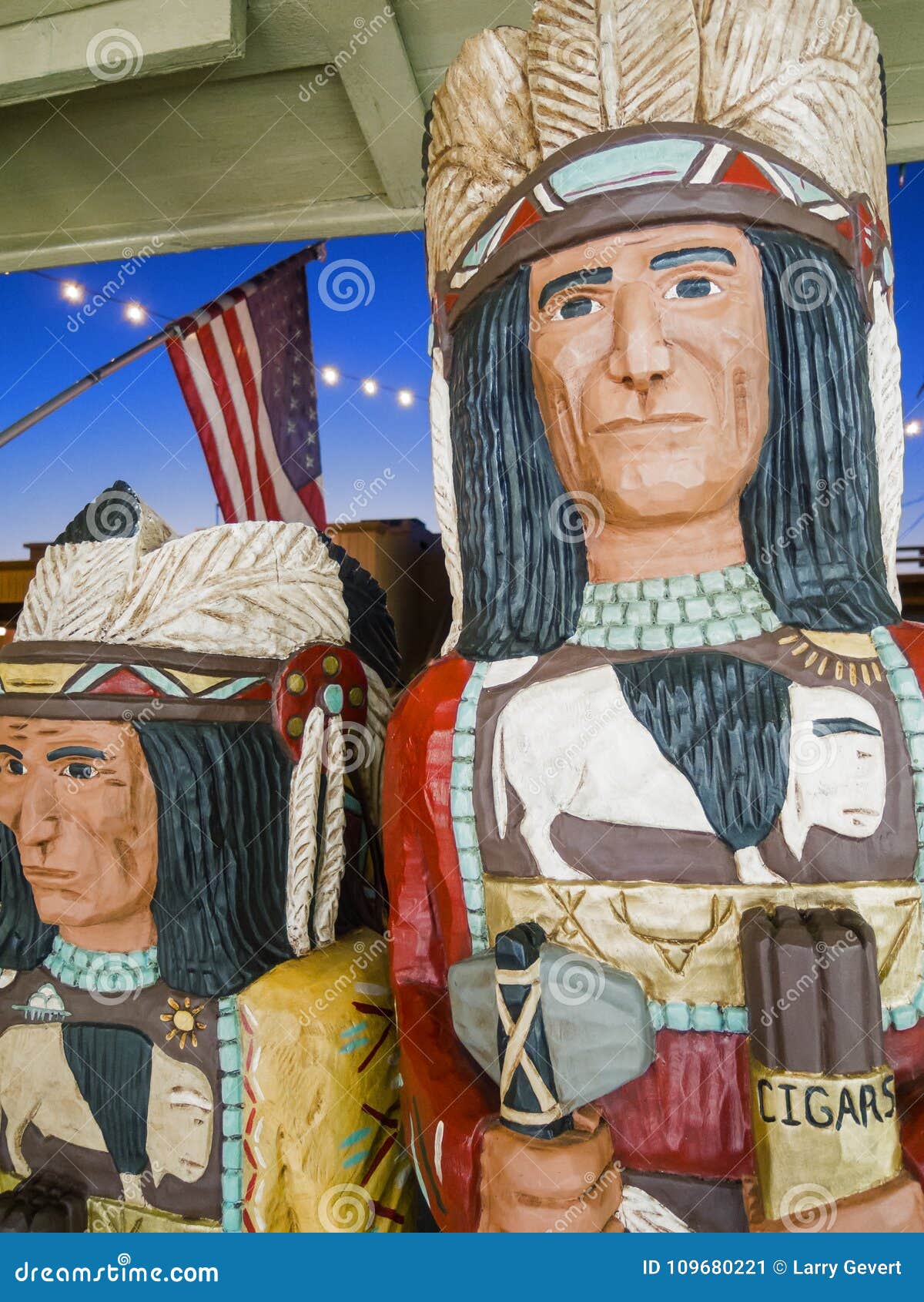 Indios De La Tienda De Cigarro Imagen de archivo - Imagen de ...