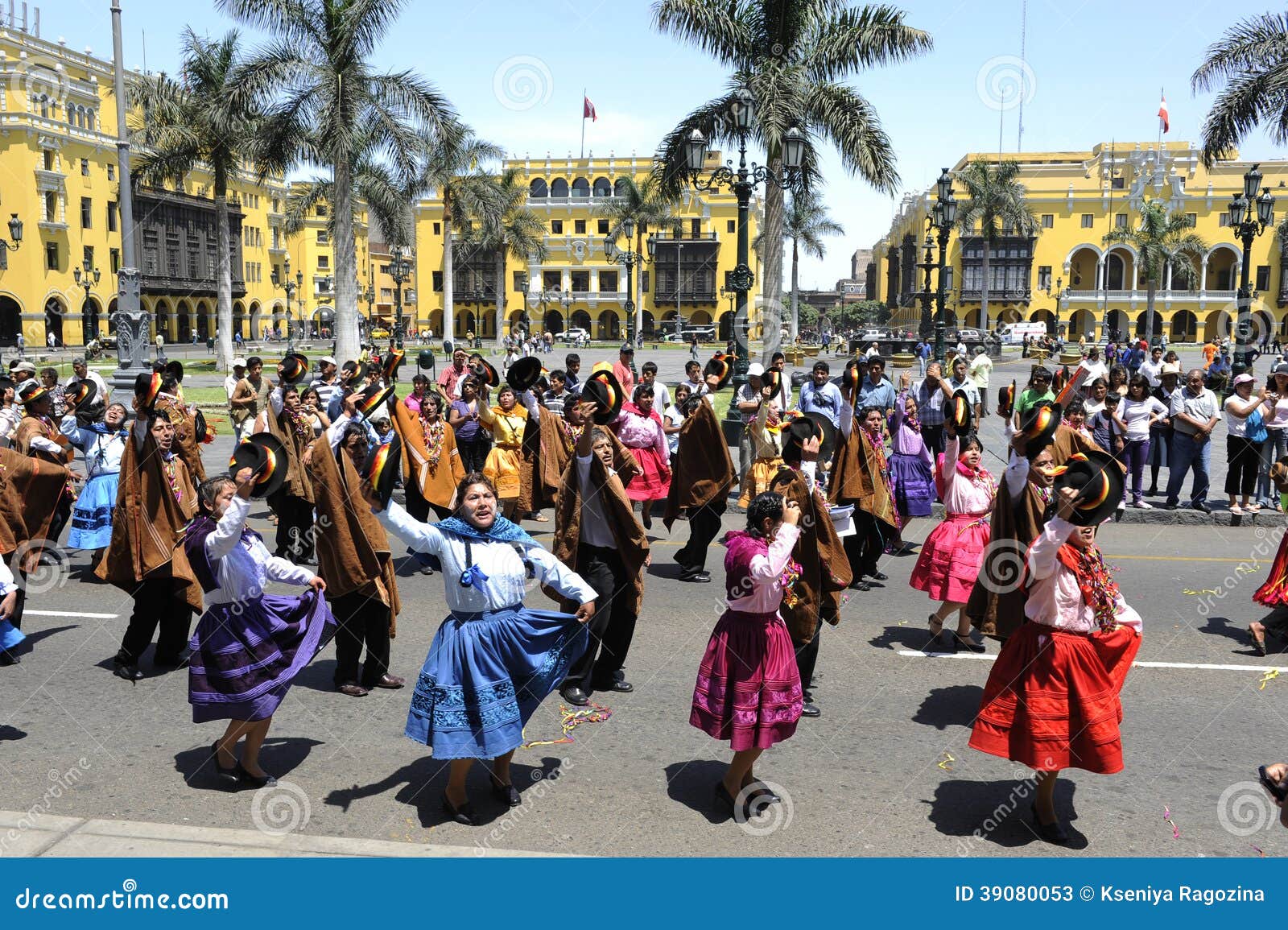 Indios En Vestidos Peruanos Tradicionales Foto de archivo editorial ...