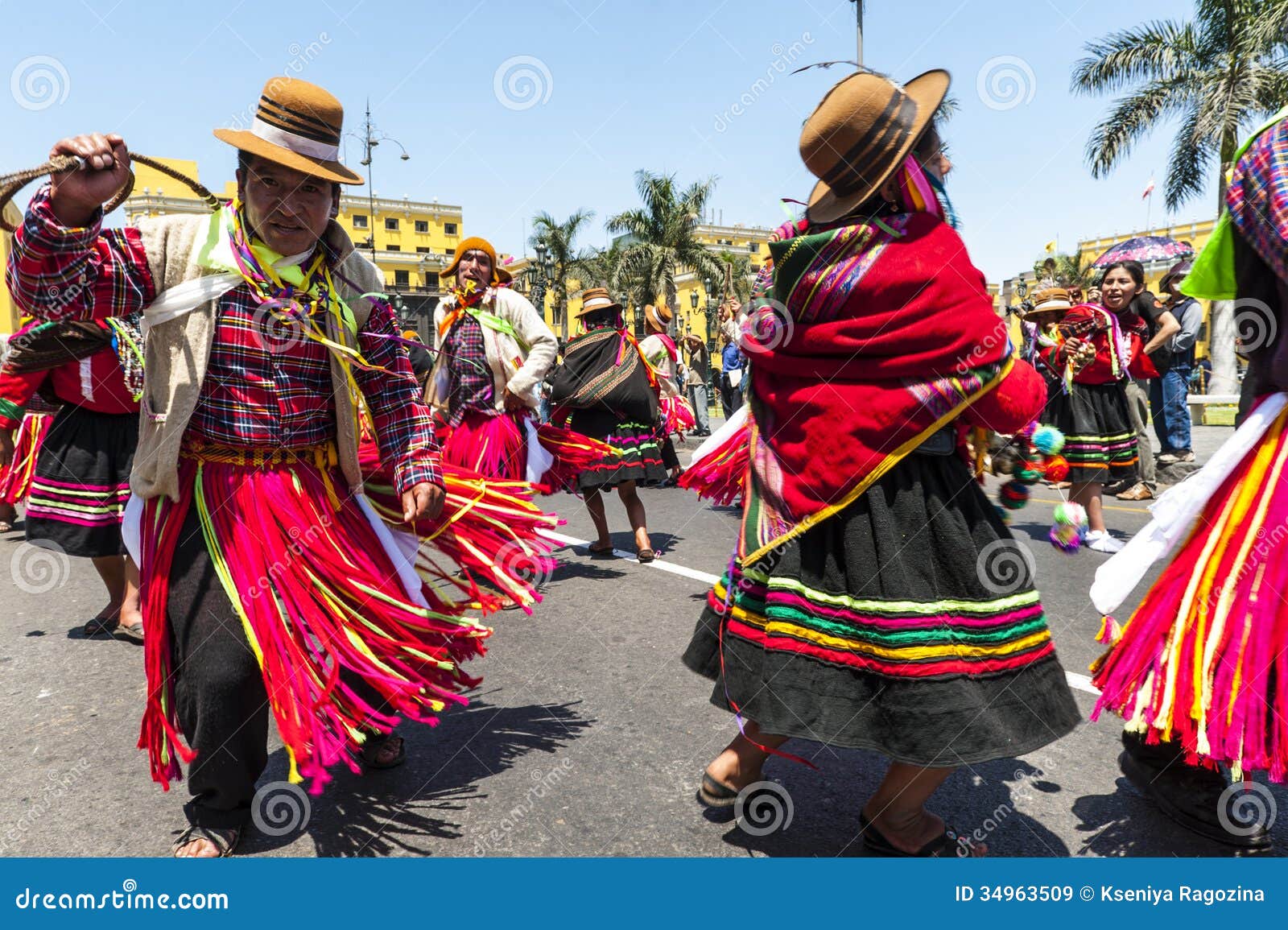 Indios Que Bailan El Centro Histórico De Lima Imagen de archivo ...