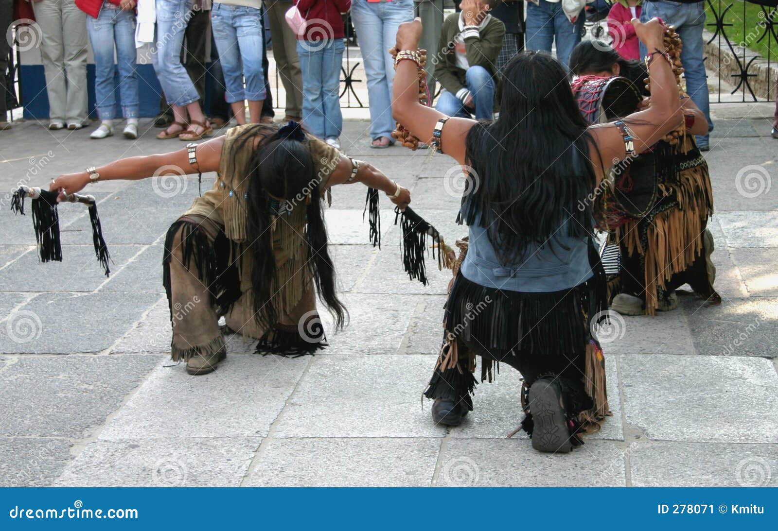 Indios Que Hacen Una Danza Ritual Foto editorial - Imagen de orgullo ...