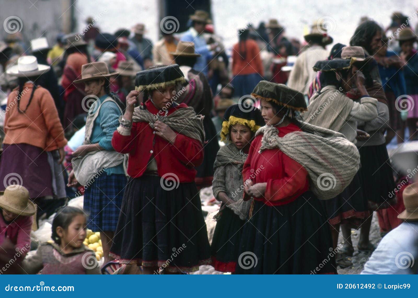 Indios quechuas, Perú fotografía editorial. Imagen de cuzco - 20612492