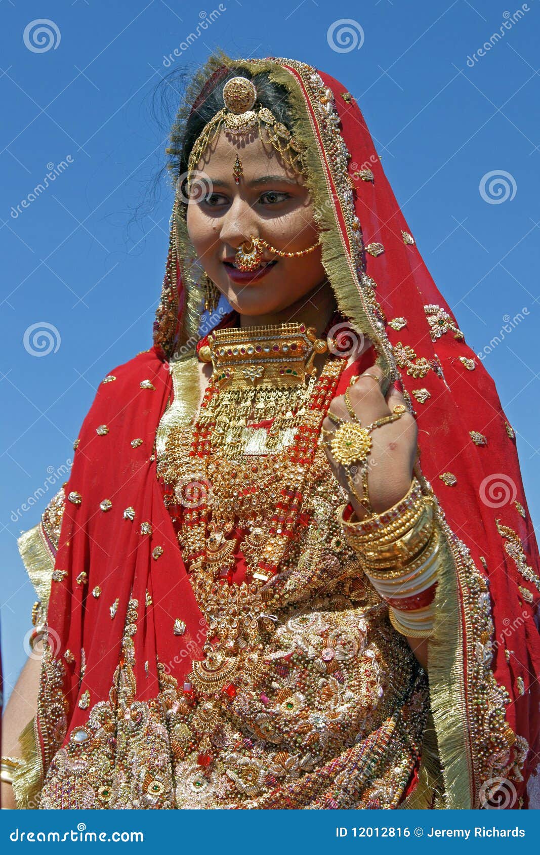 Indische Dame in Rode Sari redactionele foto. Image of sequentie - 12012816