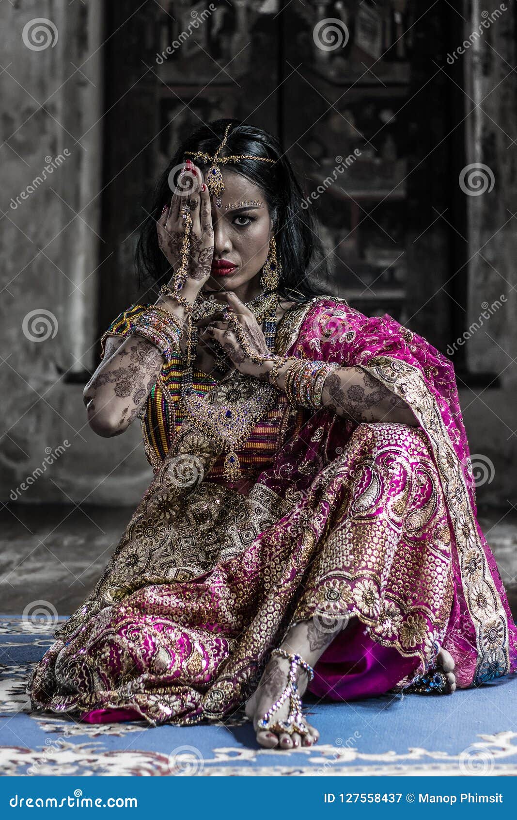 Indische Frau Im Traditionellen Kleid Stockbild - Bild von indien ...