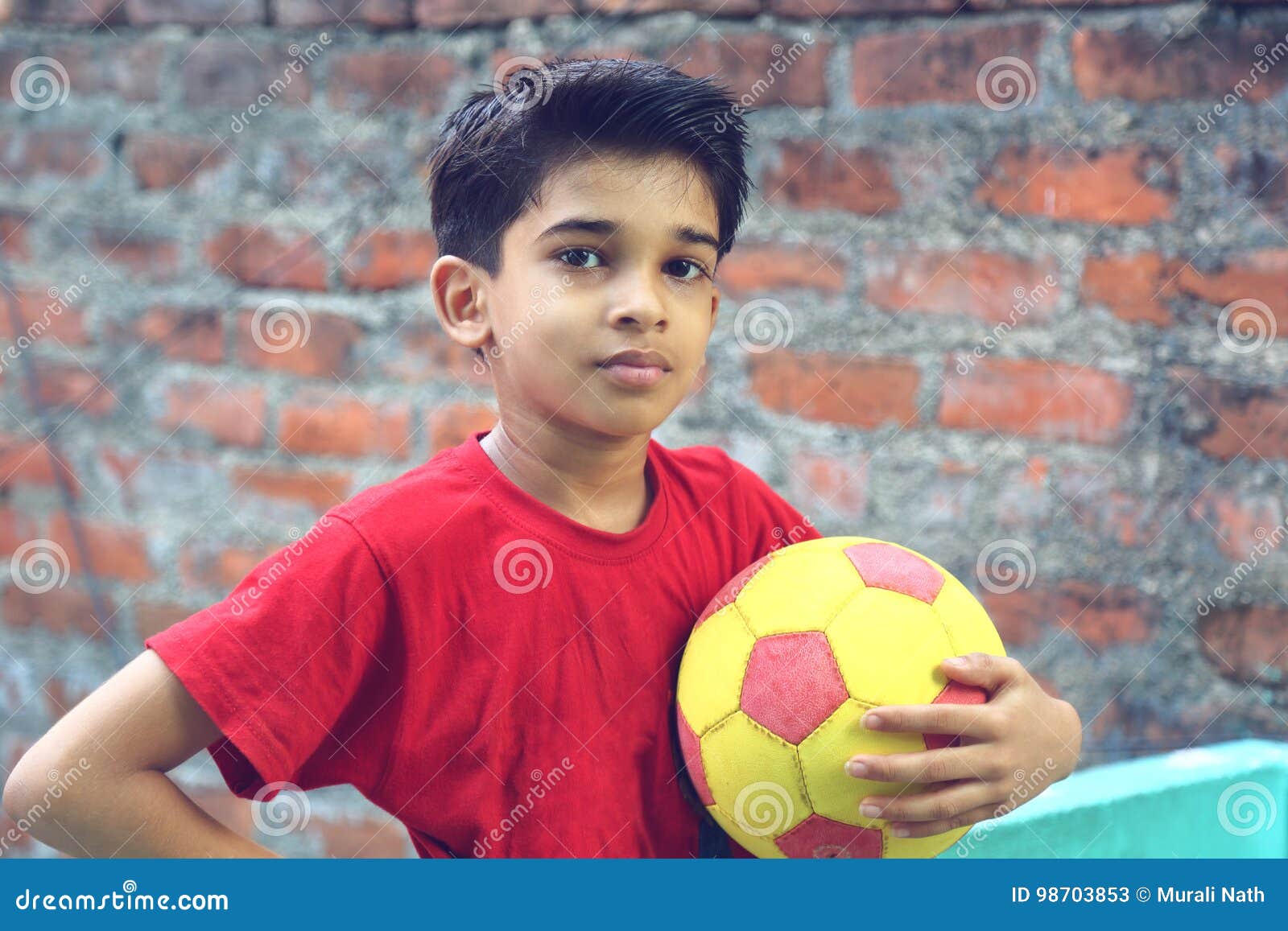 Indische Jongen met Bal stock afbeelding. Image of vrolijk - 98703853