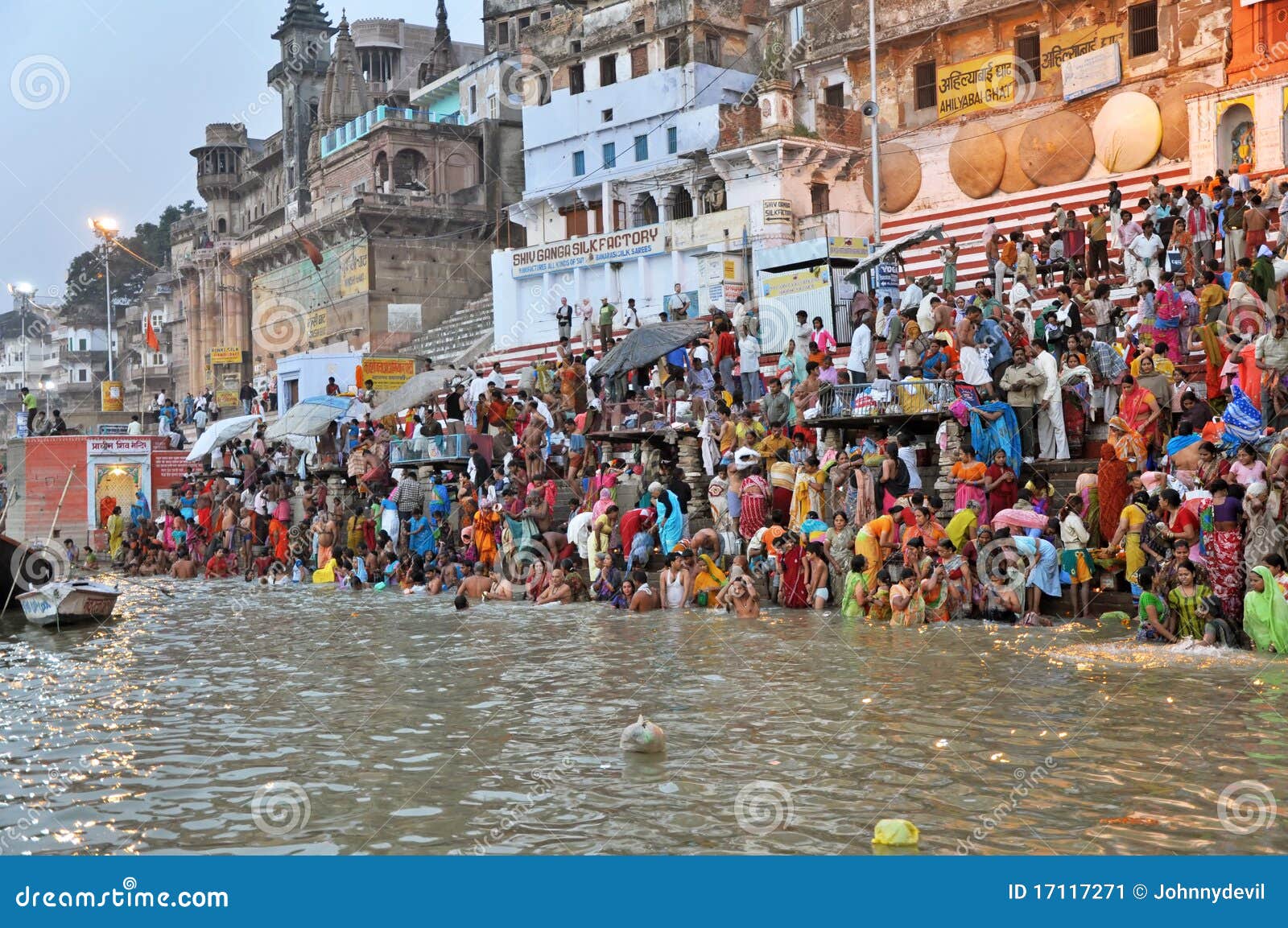 Indische Leute in Heiligem Varanasi Redaktionelles Foto - Bild von ...