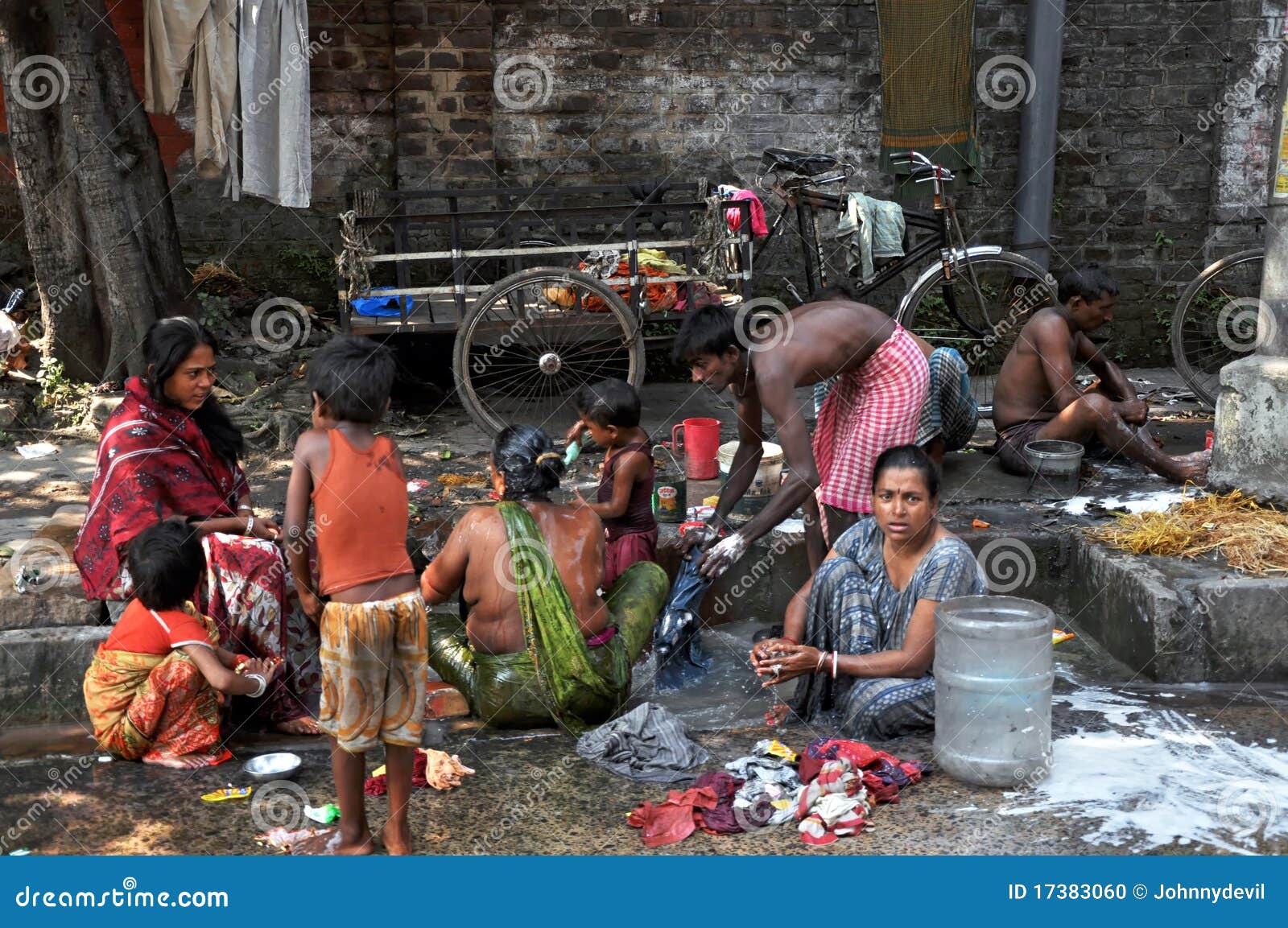 Indische Leute Und Hygiene Auf Einer Straße Redaktionelles Bild - Bild ...