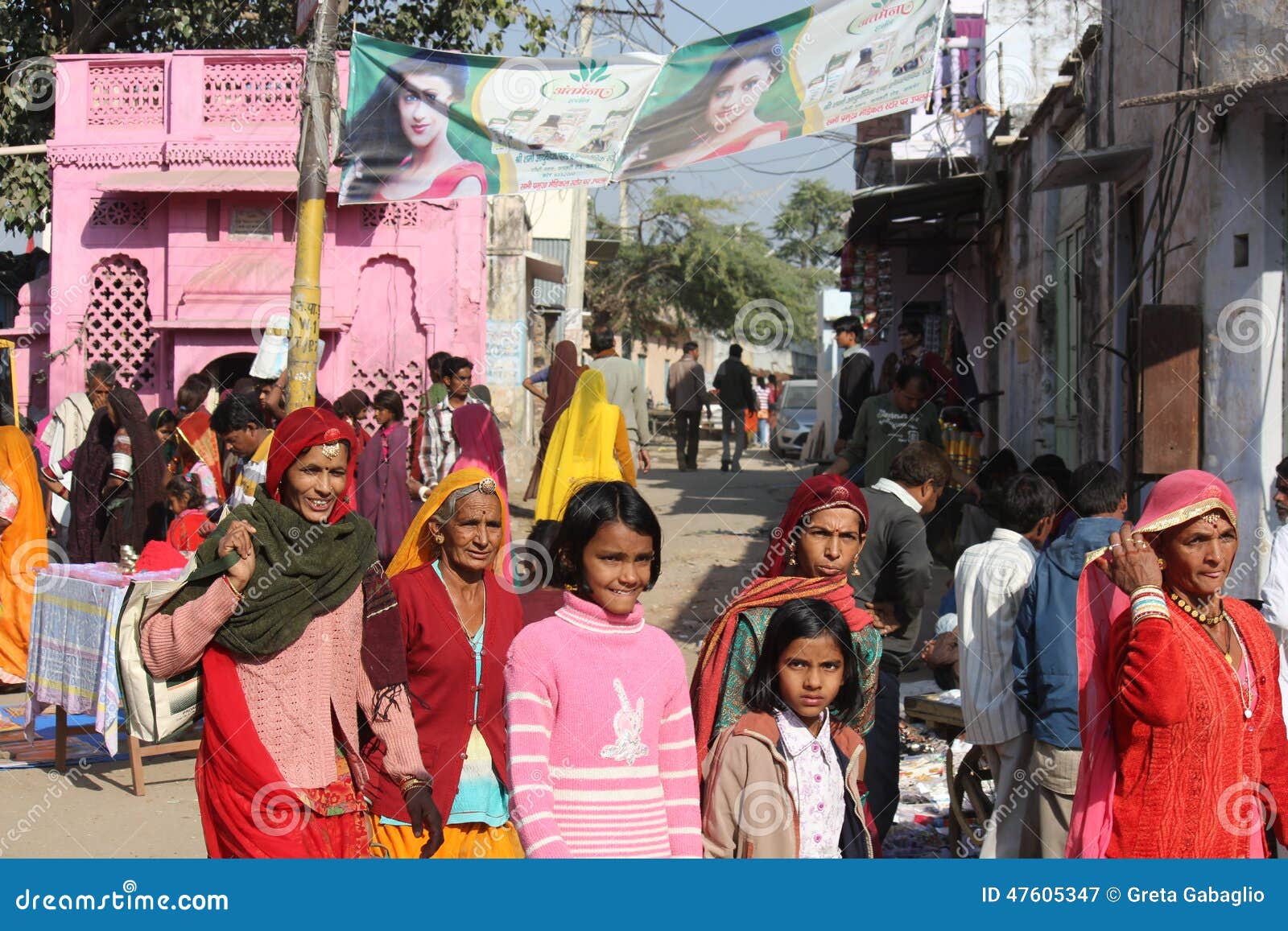 Indische Mensen Die in De Straat Van Pushkar Lopen Redactionele ...