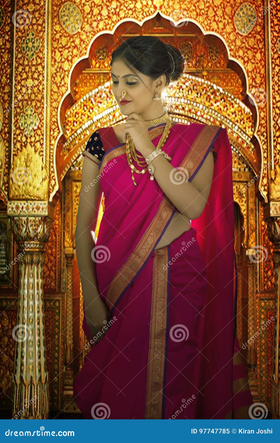 Indische Vrouw Die Traditionele Saree Dragen Stock Afbeelding - Image ...
