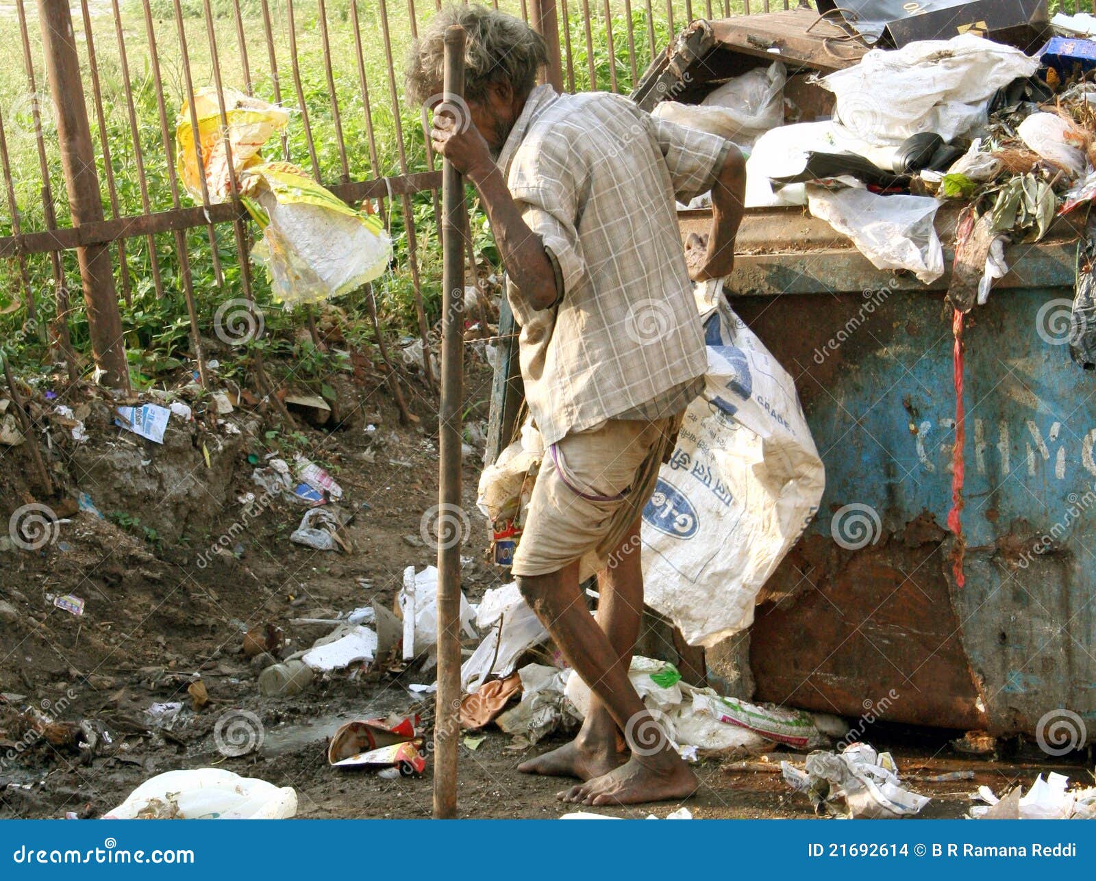 Indischer armer Mann redaktionelles stockbild. Bild von hilflos - 21692614