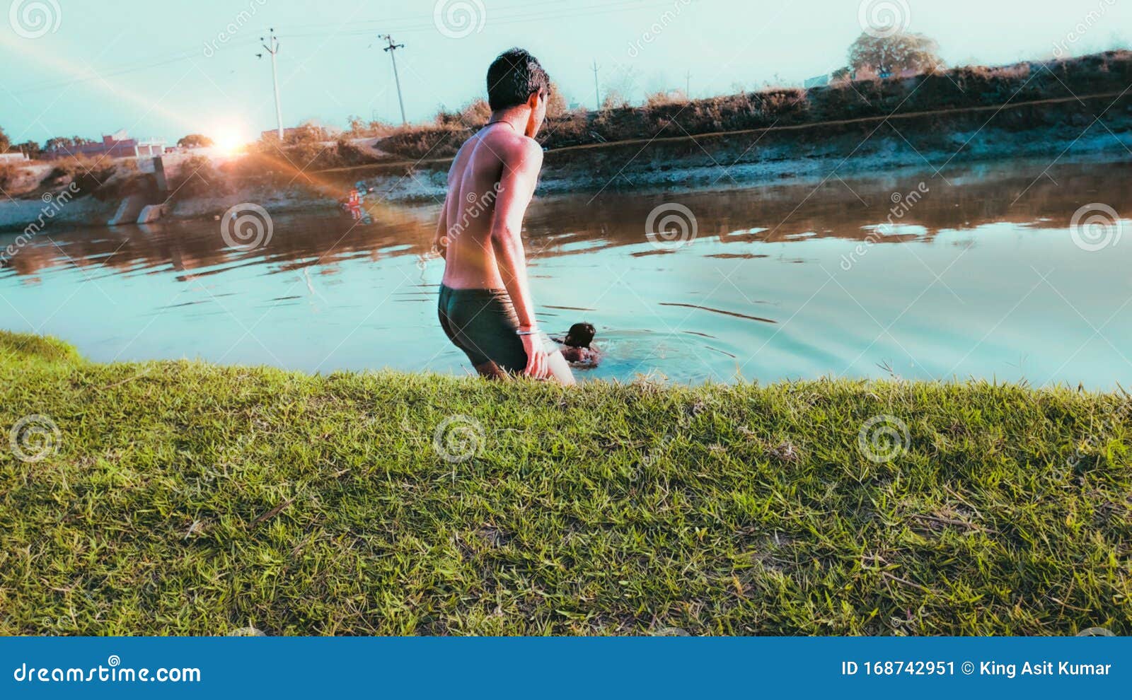 Indischer Junge, Der Im Fluss Badet Redaktionelles Foto - Bild von ...