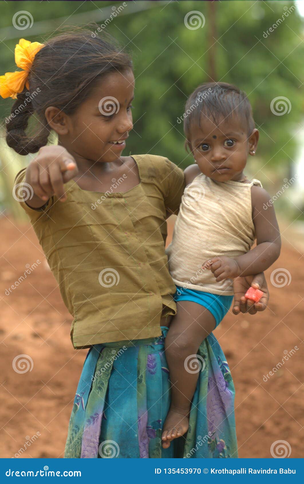Indisk fattig syskongrupp redaktionell foto. Bild av verkligt - 135453970