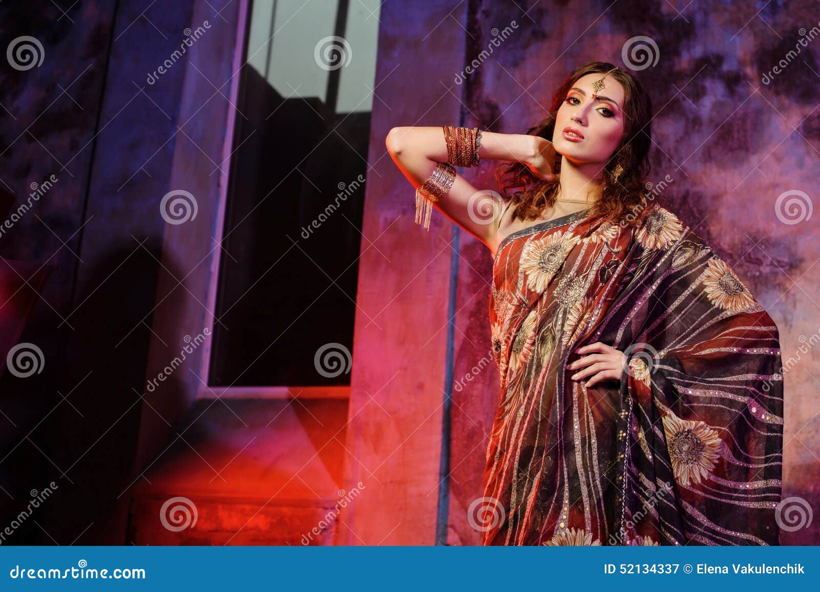 Indisk kvinna fotografering för bildbyråer. Bild av attraktiv - 52134337