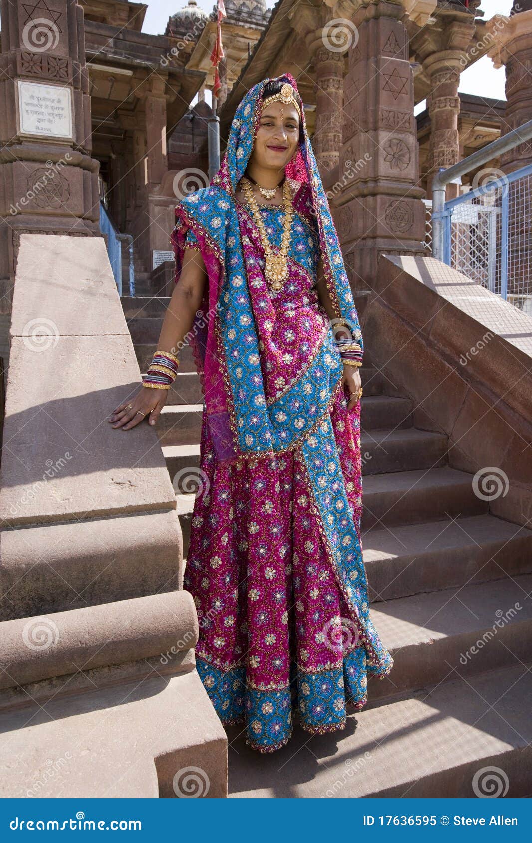 Indisk Kvinna - Rajasthan - Indien Redaktionell Foto - Bild av kläder ...