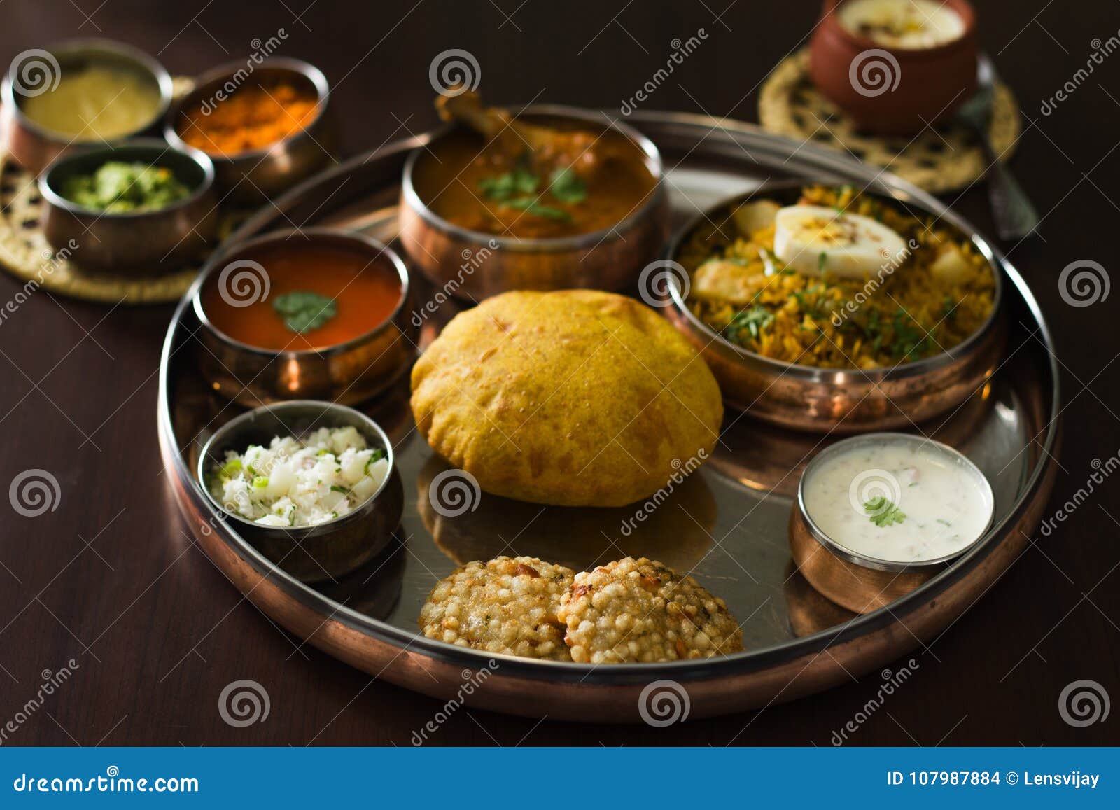 Indisk mat i bystil arkivfoto. Bild av indier, ostmassa - 107987884