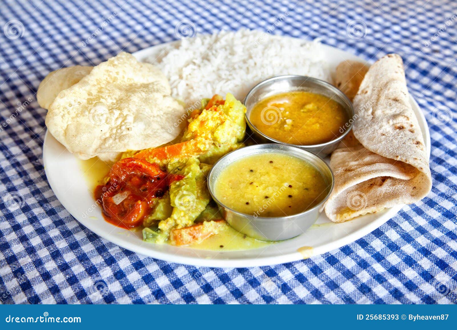 Indisk mat i restaurang fotografering för bildbyråer. Bild av vinka ...