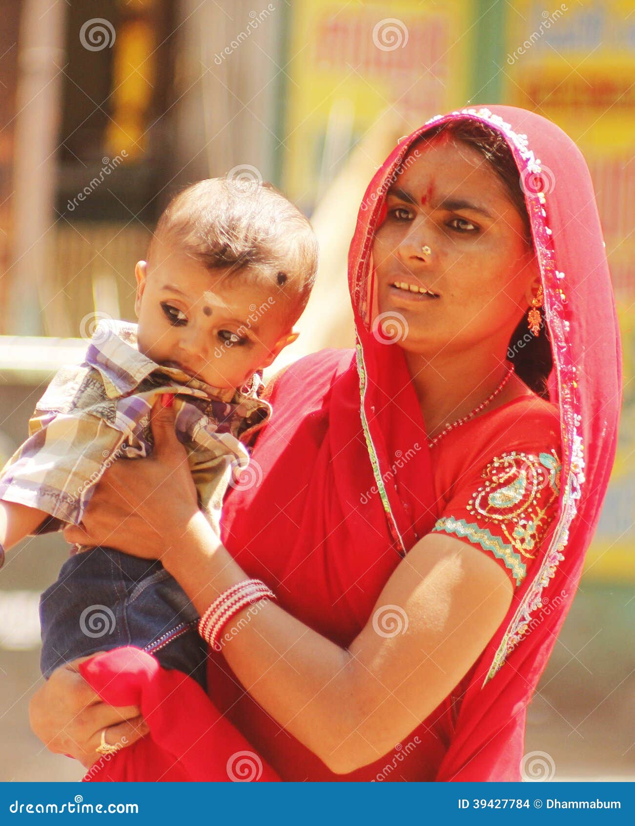 Indisk Moder Med Hennes Barn Redaktionell Fotografering för Bildbyråer ...