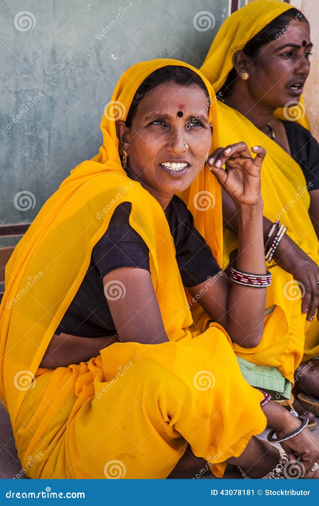 Indisk traditionell kvinna redaktionell bild. Bild av folk - 43078181