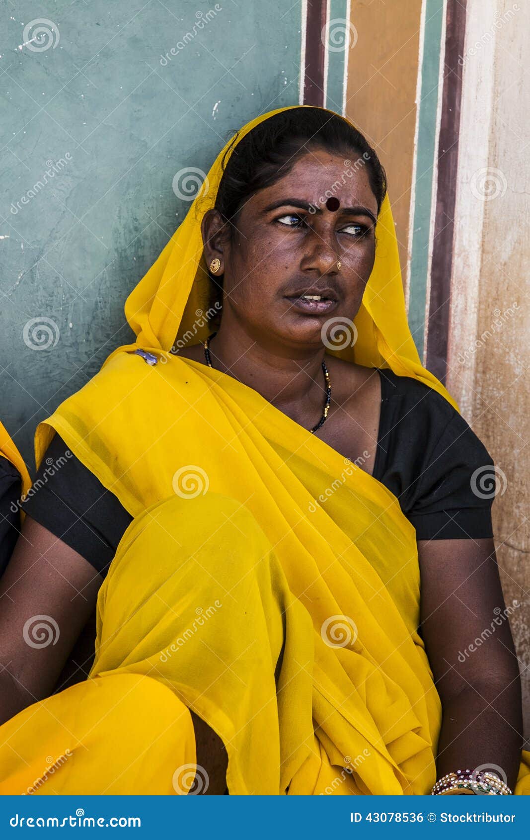 Indisk traditionell kvinna redaktionell bild. Bild av indier - 43078536