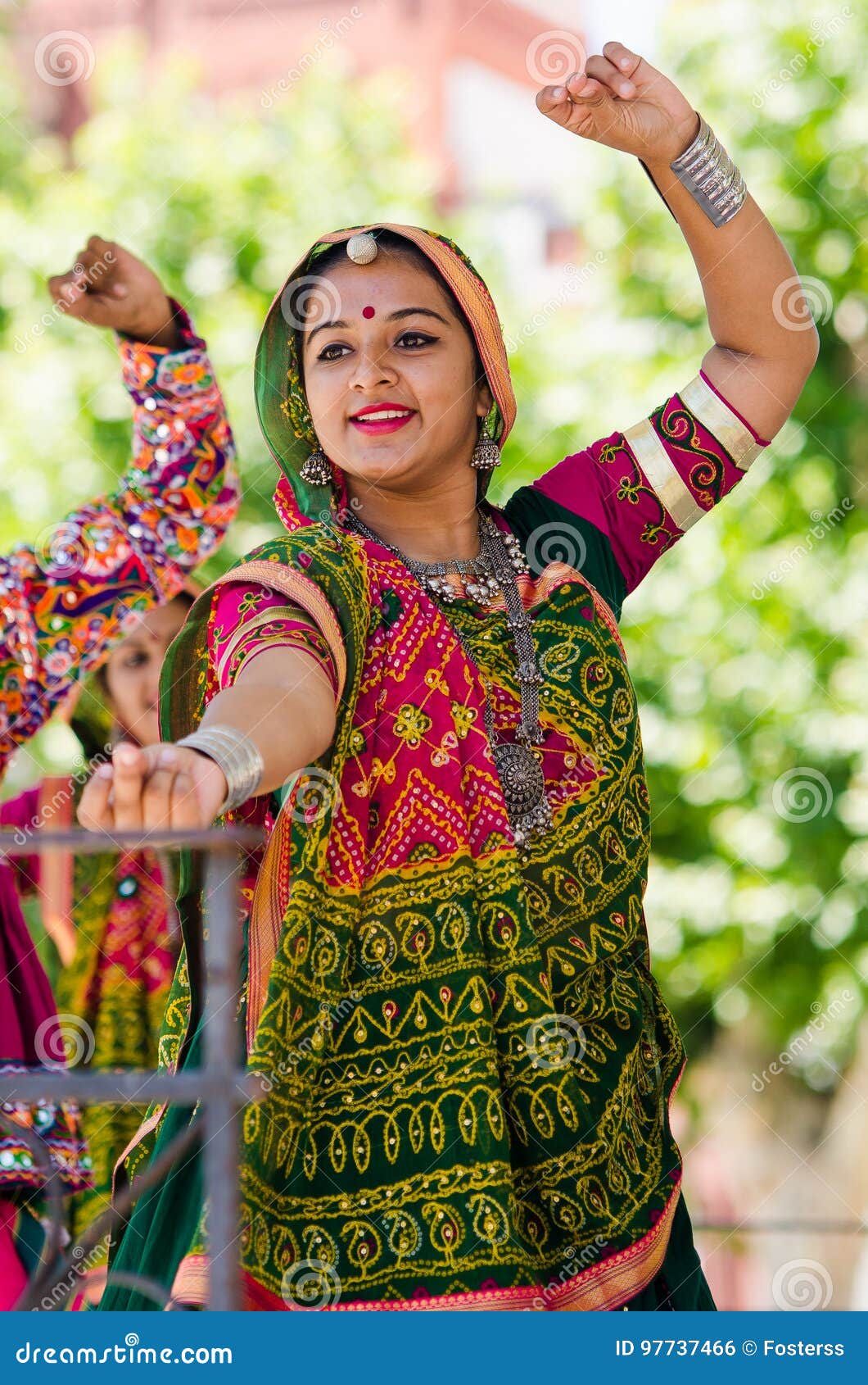Indiska dansare redaktionell bild. Bild av dräkter, sari - 97737466