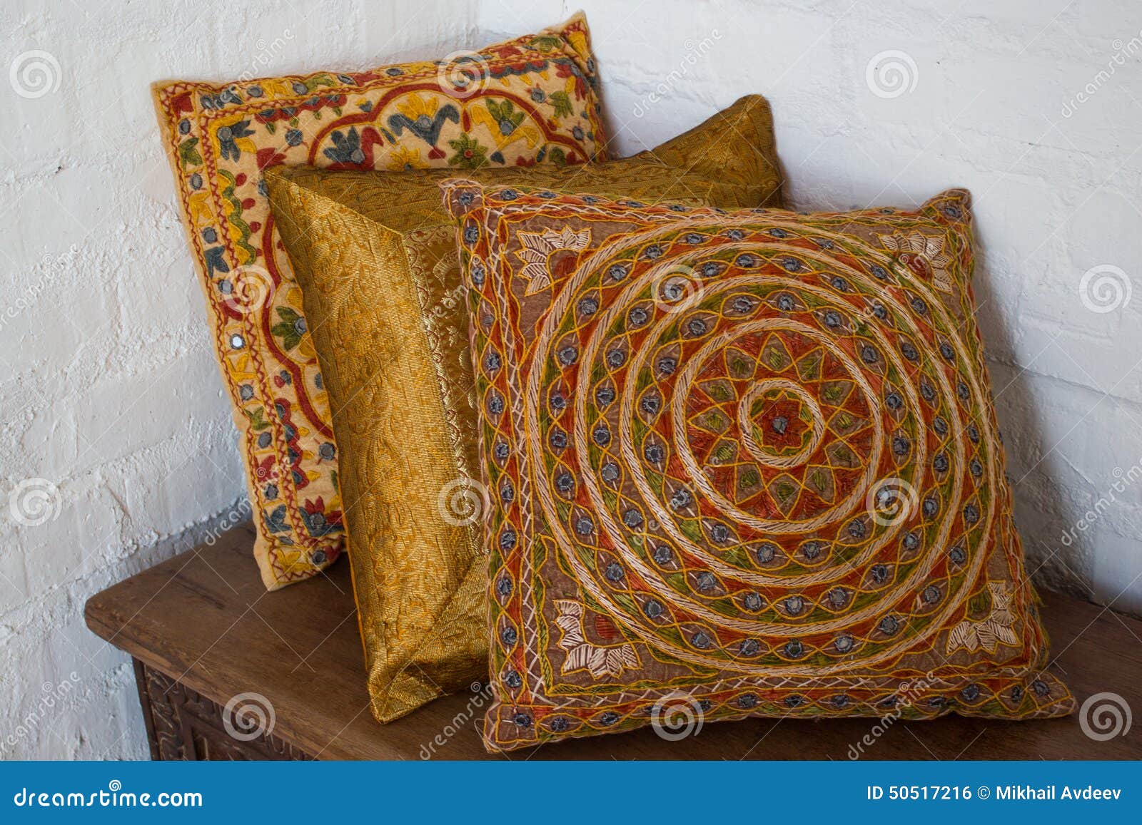 Indiska kuddar arkivfoto. Bild av slappt, orientaliskt - 50517216