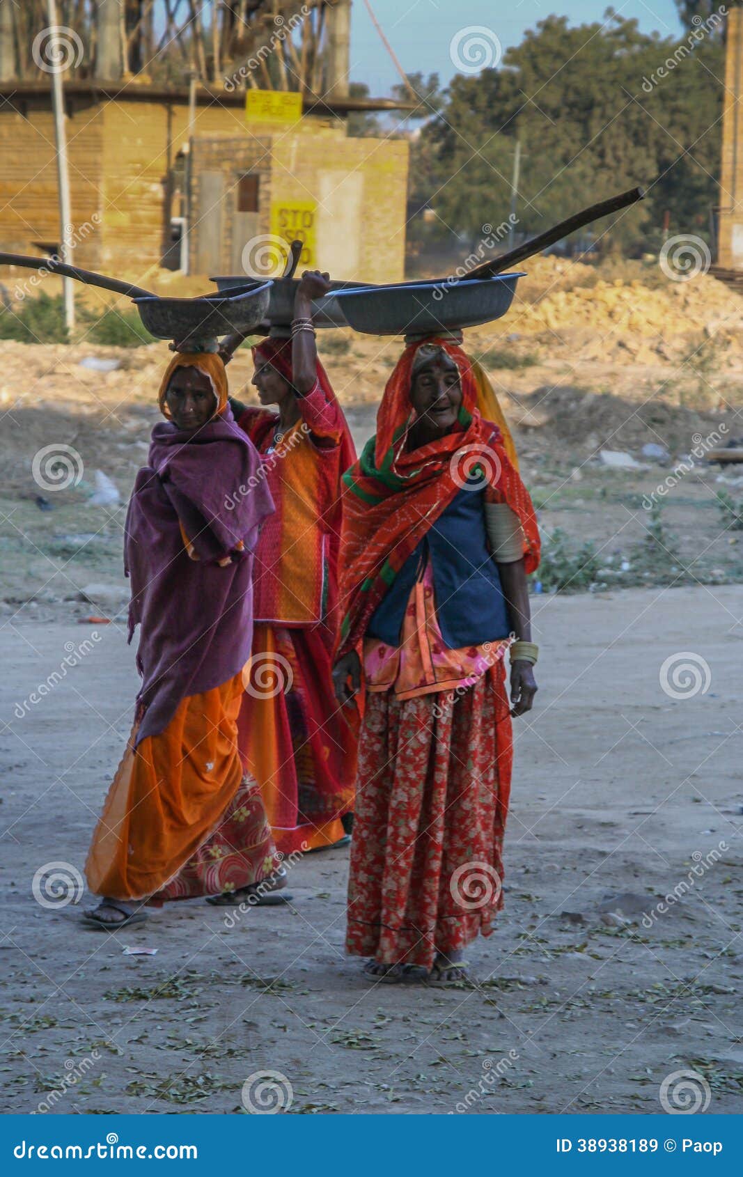 Indiska kvinnor redaktionell fotografering för bildbyråer. Bild av bära ...