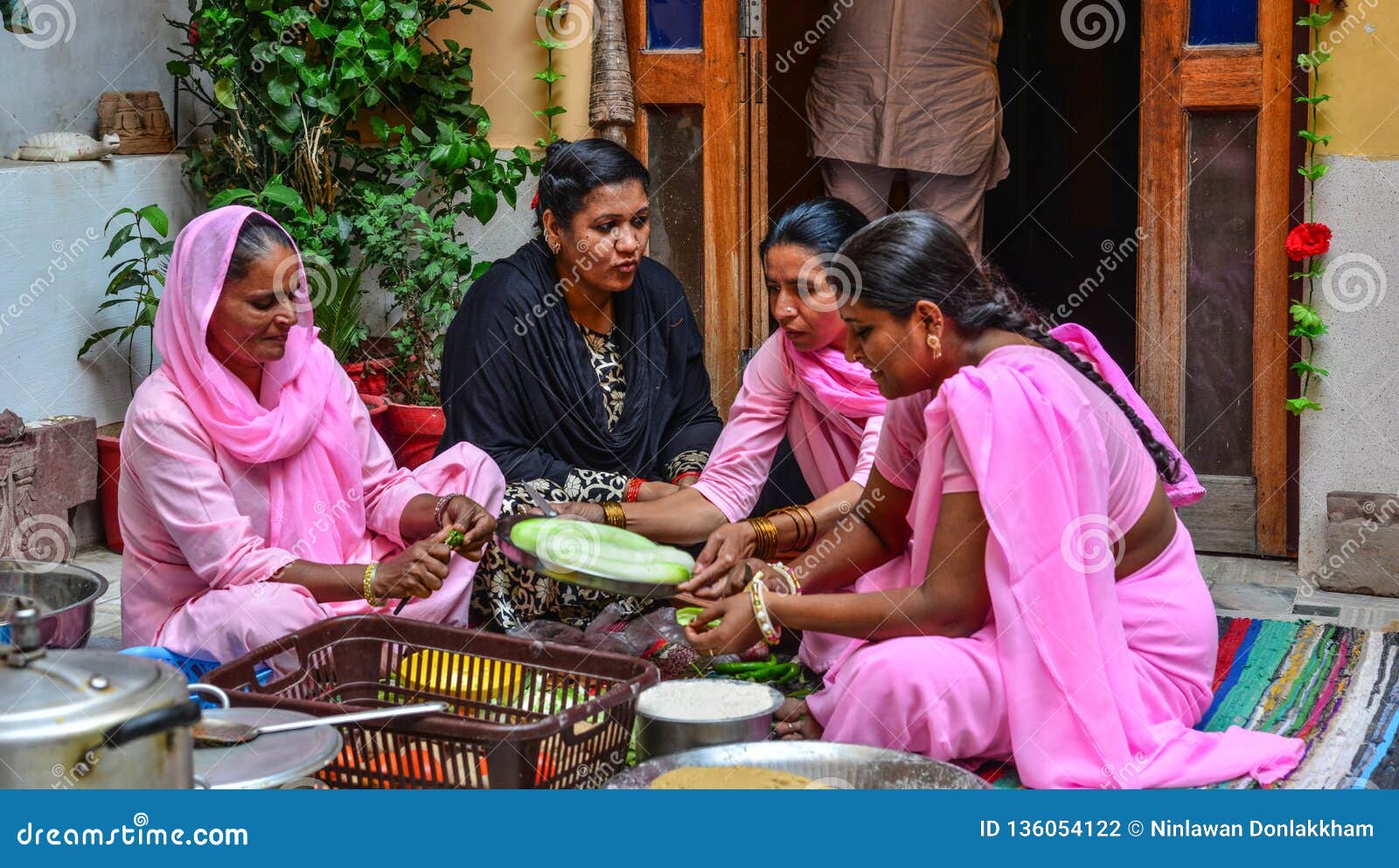 Indiska Kvinnor Som Lagar Mat Traditionell Mat Redaktionell Arkivbild ...