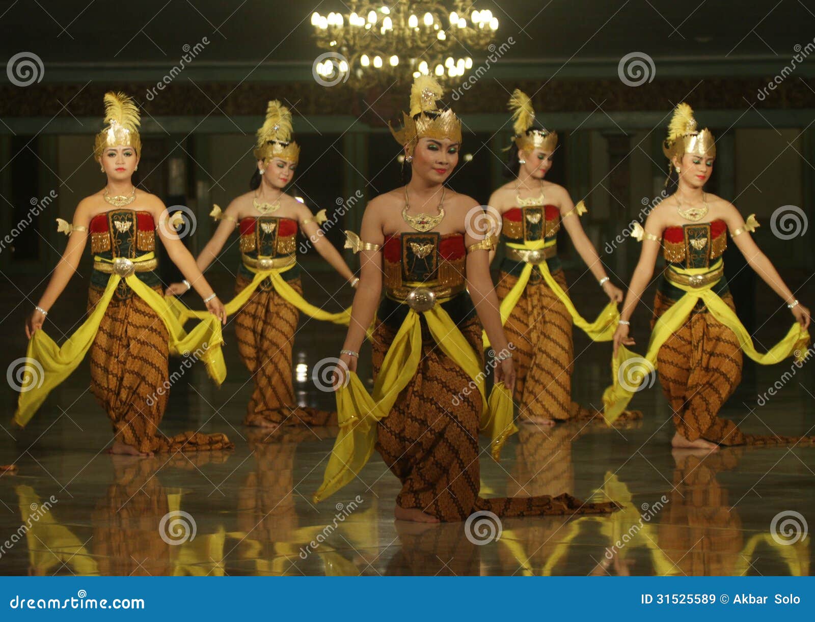 Indonesia Traditional Dance Editorial Stock Image - Image of ...