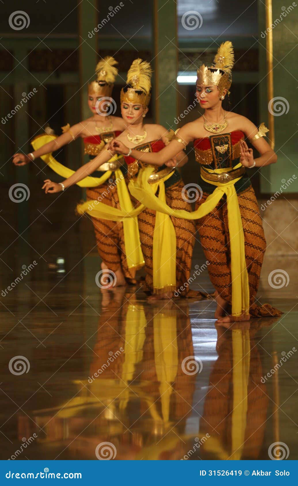 Indonesia Traditional Dance Editorial Stock Image - Image of girl ...