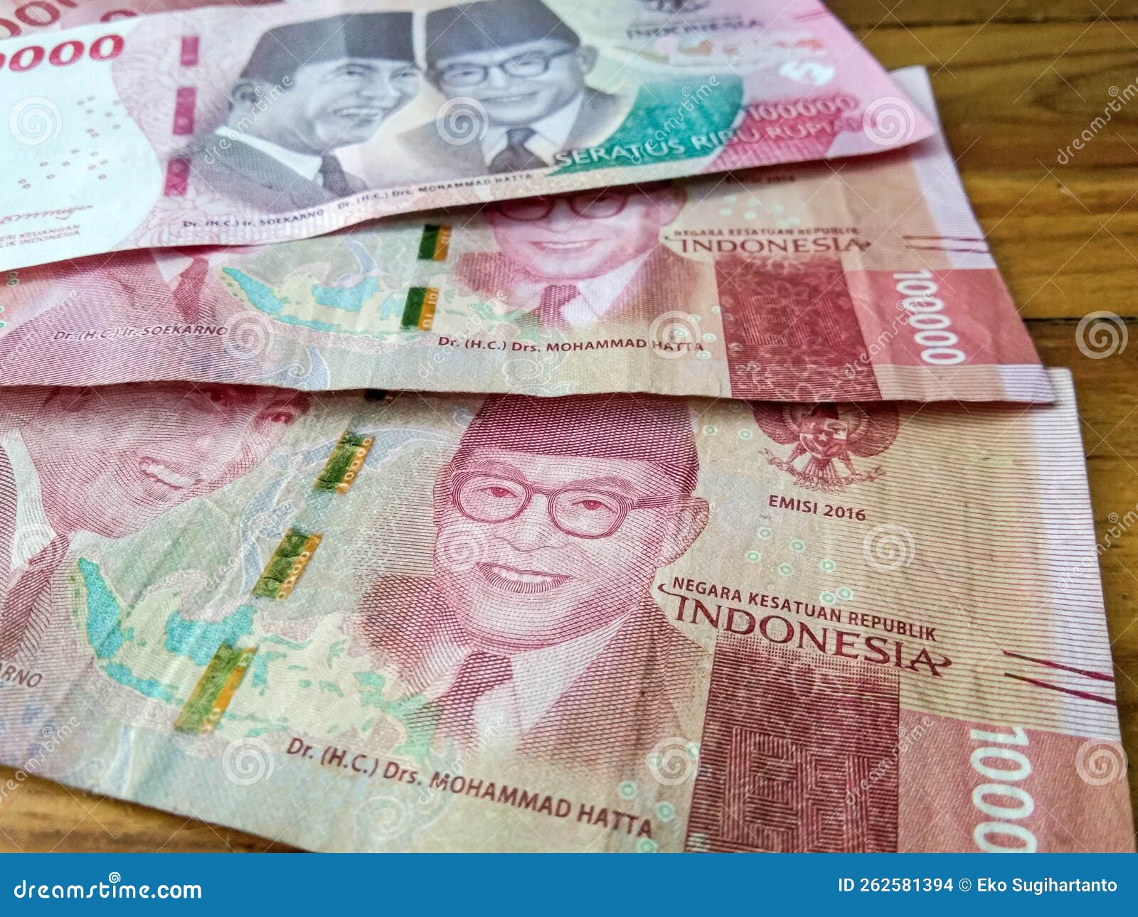Indonesian Banknotes Worth 100,000 Rupiah Stock Photo - Image of market ...