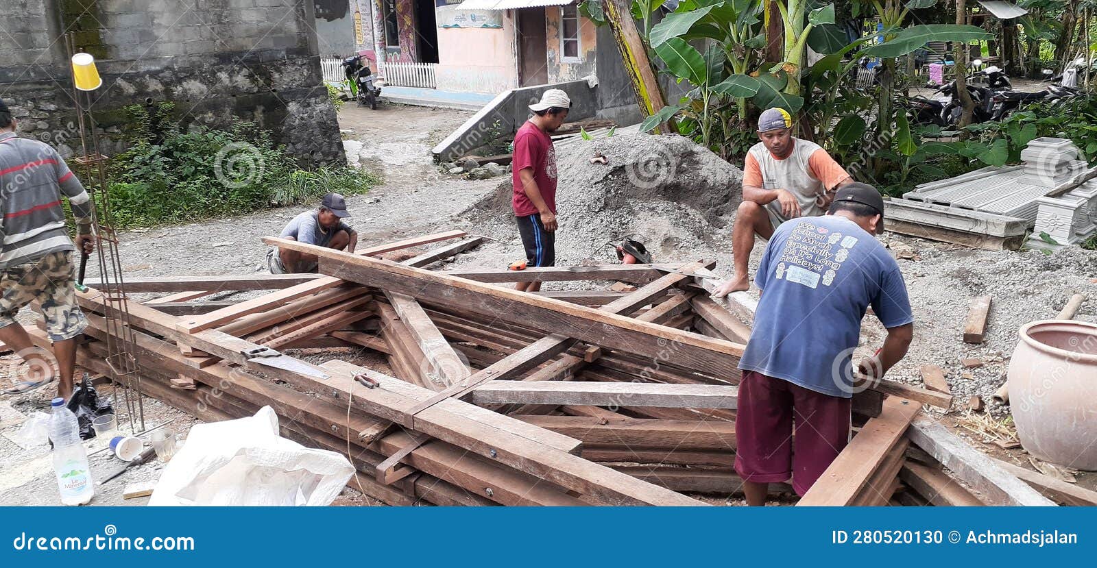 Indonesian Carpenters Team Installing the Truss Editorial Image - Image ...