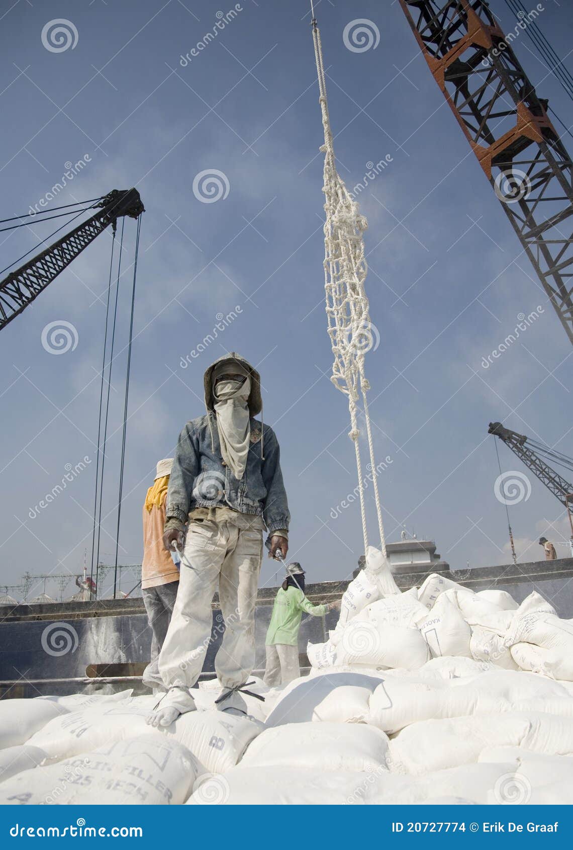 Indonesian port workers editorial stock image. Image of nautical - 20727774