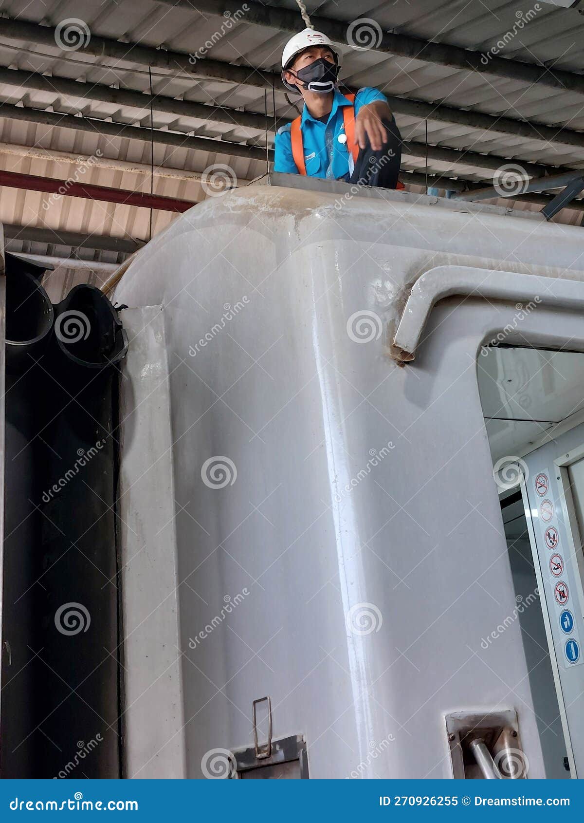 Indonesian Railway Officials are Manually Filling Water into the Train ... Indonesian Railway Officials are Manually Filling Water into the Train ...