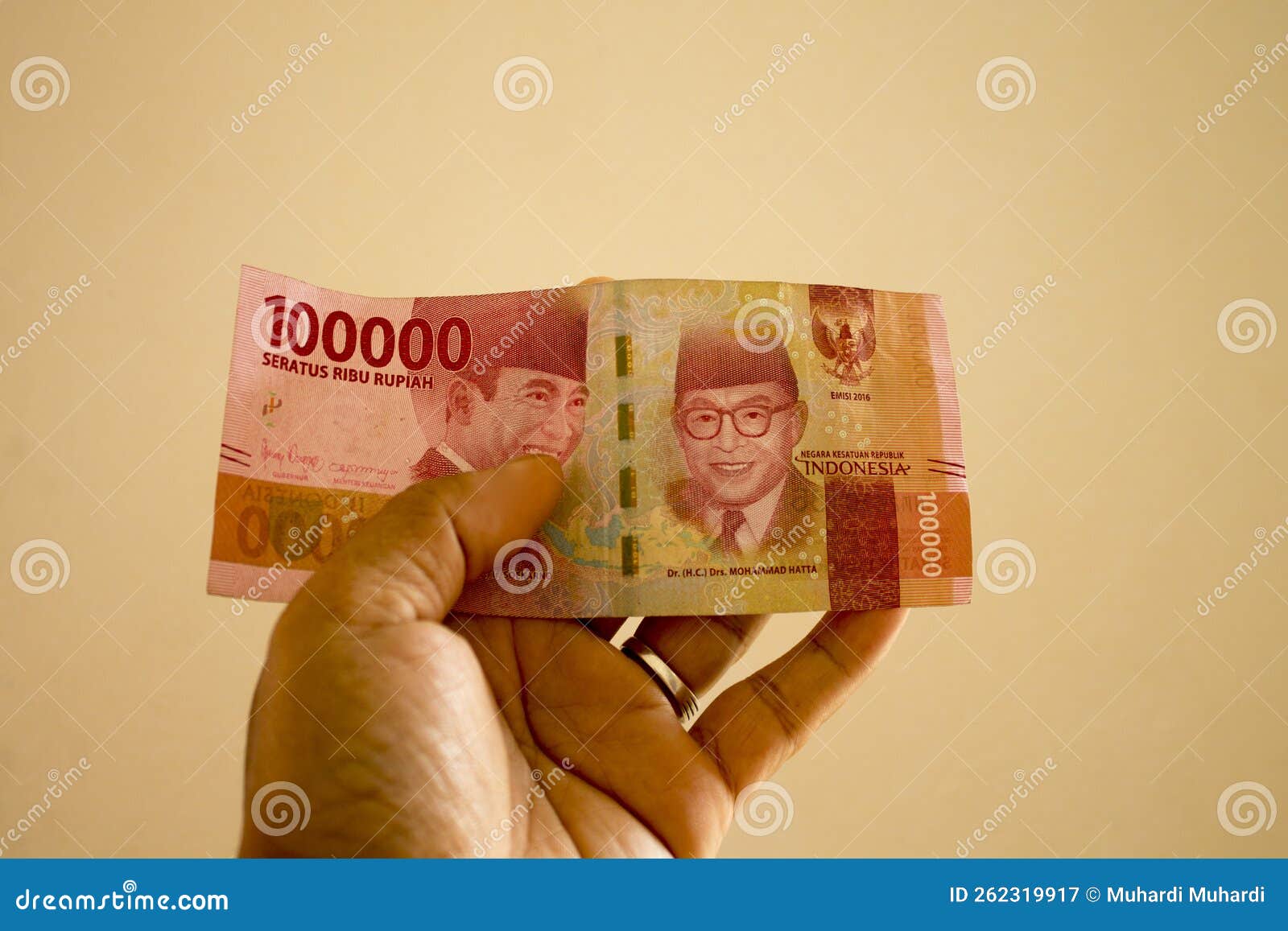 Indonesian Rupiah Denomination One Hundred Rupiah Stock Image - Image ...