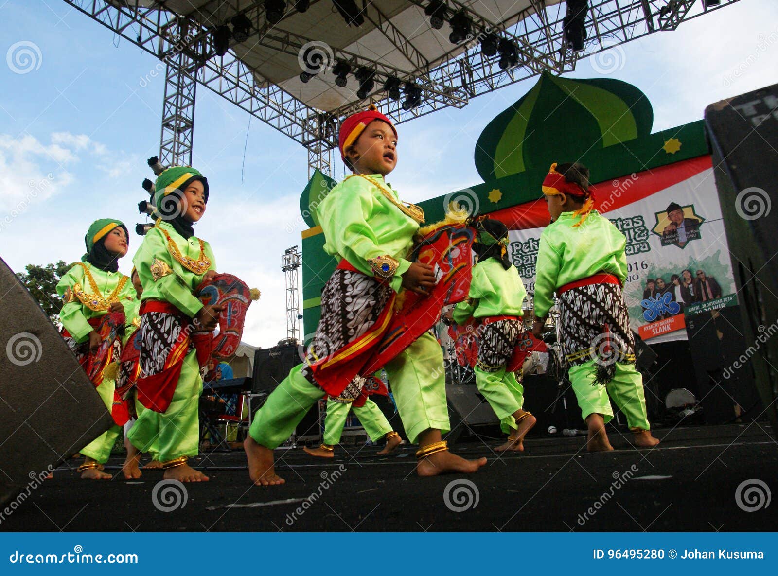 Indonesian Traditional Children Dance Editorial Image - Image of color ...