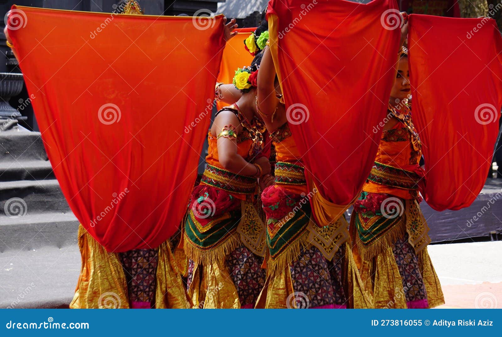 Indonesian Traditional Dancer with Traditional Clothes Editorial Image ...