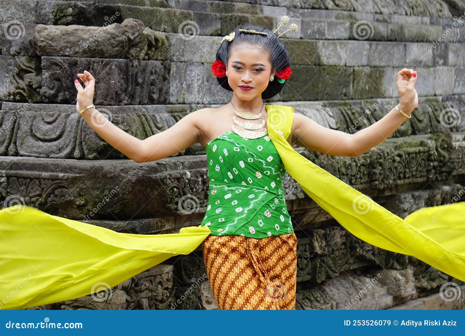 Indonesian Traditional Dancer with Traditional Clothes Editorial Stock ...