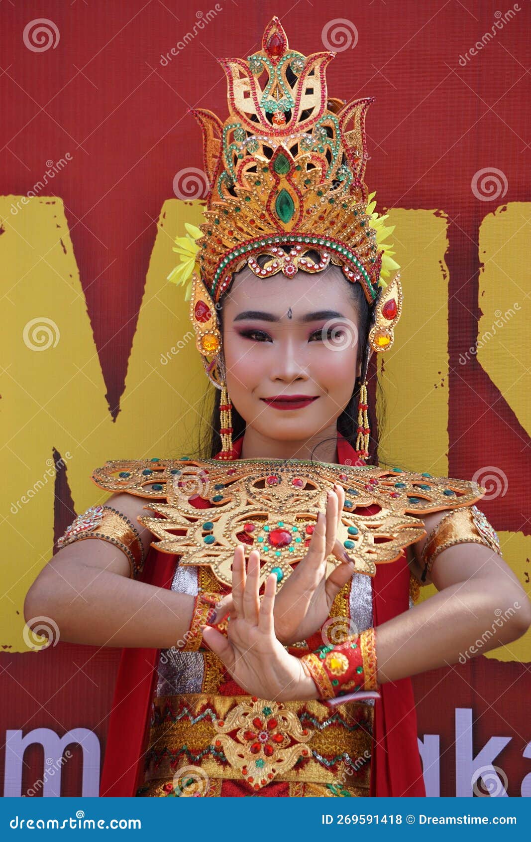 Indonesian Traditional Dancers With Traditional Clothes Editorial Stock